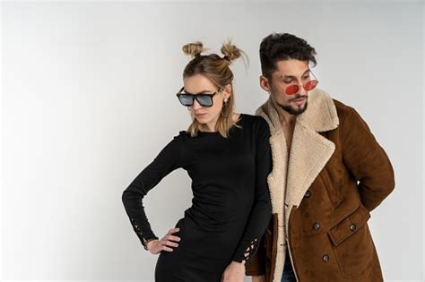 코트에 수염된 남자와 긴 금발 머리와 검은 드레스에 예쁜 여자의 젊은 커플 거리에 대한 스톡 사진 및 기타 이미지 거리 검은색 남자 Istock