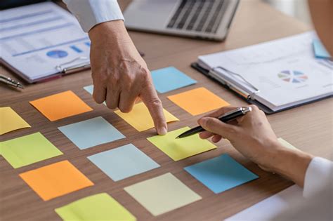 비즈니스 사람들 브레인스토밍 회의 디자인 아이디어 포스트잇 노트를 사용하여 아이디어 공유 전문 투자자 프로젝트 시작 비즈니스 브레인스토밍 사무실에서 계획 계획에 대한 스톡