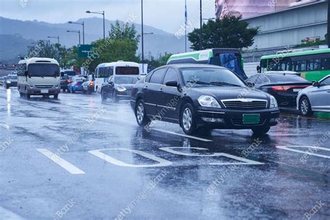 대한민국 장마 장마철 장마시즌 비 물형태 폭우 비 물웅덩이 고인물 출근 퇴근 이미지 Jv12609539 게티이미지뱅크
