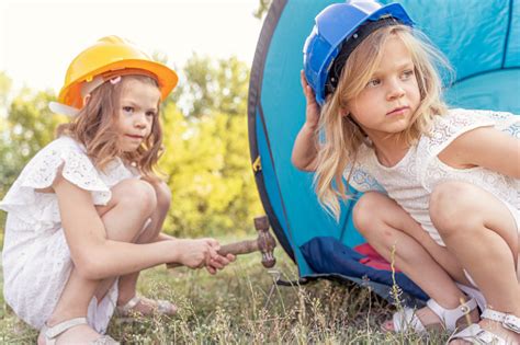 보호 헬멧을 쓰고 캠프장에서 텐트를 치는 두 어린 소녀 자매 2명에 대한 스톡 사진 및 기타 이미지 2명 4 5세 6 7 살 Istock