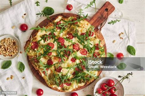 페스토와 연어를 곁들인 전체 납작한 빵 피자에 토마토와 루꼴라를 얹은 보드 납짝빵에 대한 스톡 사진 및 기타 이미지 납짝빵 도마 요리 도구 미식가 Istock