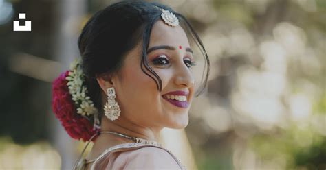 하얀 드레스를 입고 머리에 꽃을 꽂은 여자 사진 Unsplash의 무료 머리 이미지