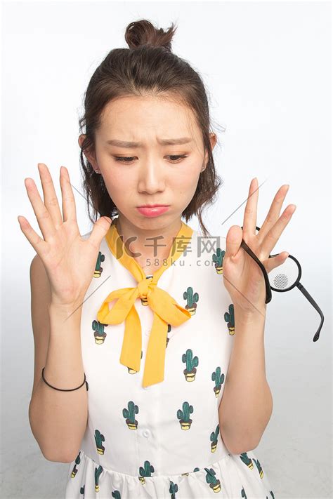 漂亮的年轻女孩高清摄影大图 千库网