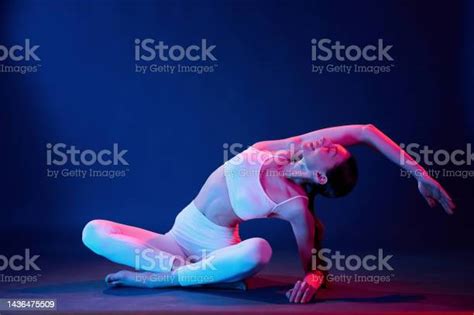 연꽃 자세로 운동하기 스포티한 옷을 입은 젊은 여성이 네온 불빛이 있는 스튜디오에 있다 20 24세에 대한 스톡 사진 및 기타 이미지 20 24세 가냘픈 건강한 생활