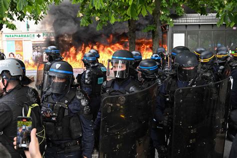 격렬했던 프랑스 노동절 시위540명 체포·경찰 406명 부상 Sbs Biz