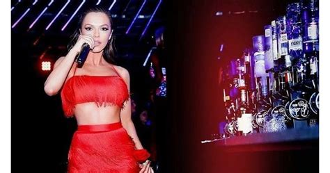 Галена стана барманка Пее зад бара и разлива питиета