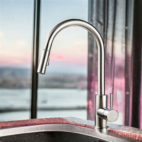 Смесител за кухня сребрист неръждаема стомана с изтеглящ се душ и смарт сензори с регулируем