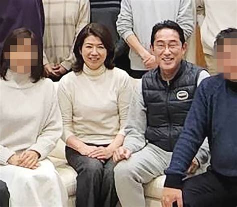 フォトギャラリー8枚目 やっぱりあった！岸田首相が「息子大ハシャギ公邸忘年会」に寝間着＆裸足で「ご満悦参加写真」独占入手 Fridayデジタル