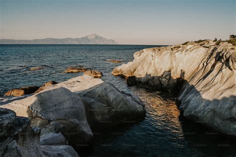 수역이 있는 바위 해안 사진 Unsplash의 바깥 이미지