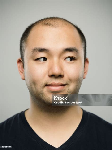 옆을 바라보는 행복 한 표정을 가진 진짜 젊은 성인 중국 남자의 초상화 일본 민족에 대한 스톡 사진 및 기타 이미지 일본
