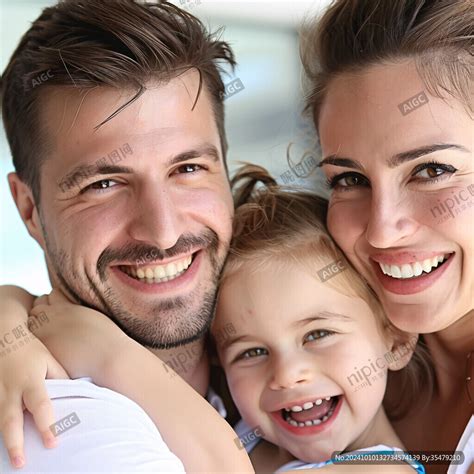 Ai创作图美好幸福的全家福自拍 家庭相片幸福的合影 健康口腔幸福家庭 一家三口全家福 海边家庭合影 三口之家幸福家庭 幸福一家人 温馨一家人 欢乐一家人 温馨全家福 以selfie的家庭 幸福