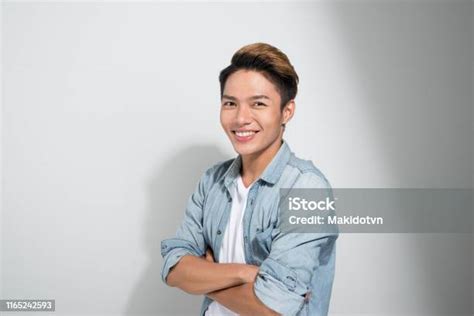 아시아 자신감 젊은 잘 생긴 남자 에 청바지 셔츠 유지 팔 교차 하 고 미소 동안 서 흰색 배경 남자에 대한 스톡 사진 및 기타 이미지 Istock