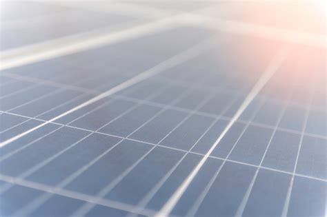 엔지니어 서비스 점검 아침에 공장 지붕에 설치 태양 전지 실루엣 기술자 검사 및 공장 지붕의 태양 전지를 수리합니다 개념에 대한 스톡 사진 및 기타 이미지 Istock