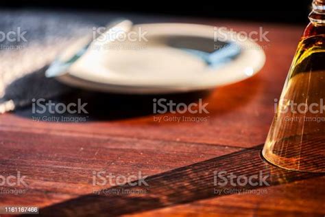 자연 채광의 그림자와 고급스러운 레스토랑의 나무 테이블에 유리의 세부 사항 저녁 식사에 대한 스톡 사진 및 기타 이미지 저녁 식사 칵테일 0명 Istock