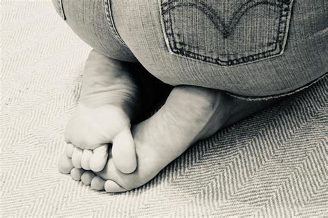 Get Down And Worship My Feet Scrolller