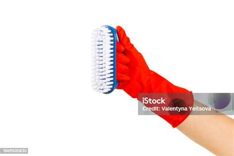 청소용 브러시를 손에 들고 컬러 배경에 여성의 손 청소 청소 또는 하우스키핑 개념 빗자루에 대한 스톡 사진 및 기타 이미지 빗자루 사람들 한 사람 Istock