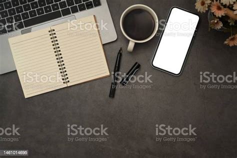 평면도 플랫 레이 스마트 폰 노트북 메모장 돌 테이블에 커피 한 잔 텍스트를위한 공간을 복사하십시오 0명에 대한 스톡 사진 및 기타 이미지 Istock