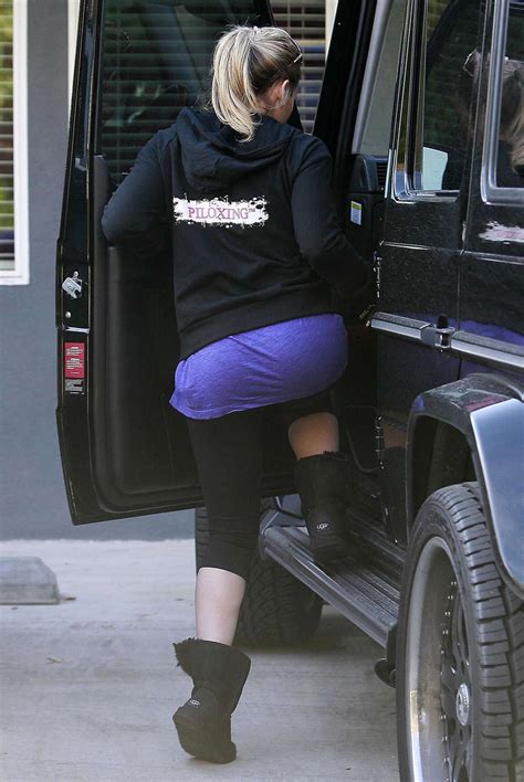 Hilary Duff Showing Her Extremely Sexy Ass And Hot Body Porn Pictures