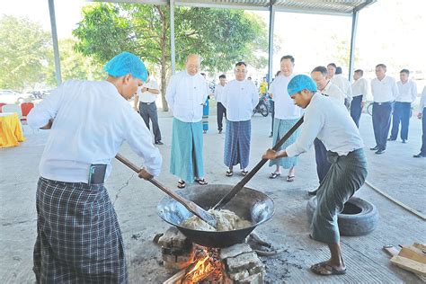 အားကစားနှင့်လူငယ်ရေးရာဝန်ကြီးဌာန ဝန်ထမ်းမိသားစုဝင်များ မြန်မာ့ရိုးရာစုပေါင်းထမနဲထိုးပွဲသို့ ပြည