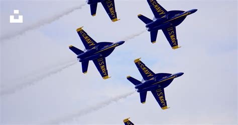 하늘을 나는 파란 비행기 무리 사진 Unsplash의 무료 비행기 이미지