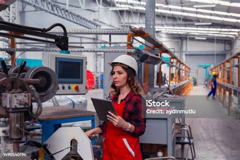 디지털 태블릿으로 작업하는 젊은 여성 유지 보수 엔지니어 20 24세에 대한 스톡 사진 및 기타 이미지 20 24세 건설