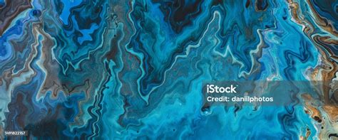 도금과 파란색 색조의 유체 예술 배경 액체 잉크의 흐르는 파 효과 아쿠아마린 푸른 청록색 시안과 금 먼지가 섞여 있습니다 캔버스에 아크릴 페인트의 추상적 인 질감 초현실적