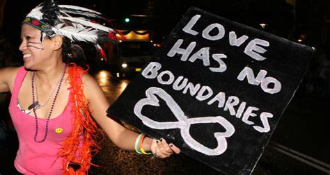 Tinder Now Warns If Youre In A Sexually Intolerant Country Future Of Sex