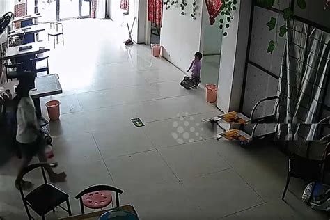 واکنش سریع دختر ۱۱ ساله جان خواهر نوزادش را نجات داد فیلم