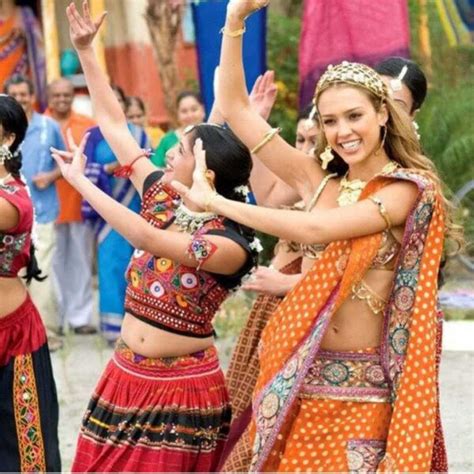 Learn How To Walk And Dance In A Saree Like An Expert MAGAZINE GREEN DESIGN POP NEWS