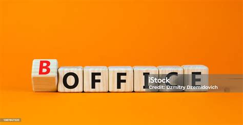 침대와 사무실은 Boffice 기호입니다 나무 큐브를 설정하고 개념 단어 사무실을 브오피스로 변경했습니다 아름다운 오렌지 테이블 오렌지 배경 공간을 복사합니다 비즈니스 침대