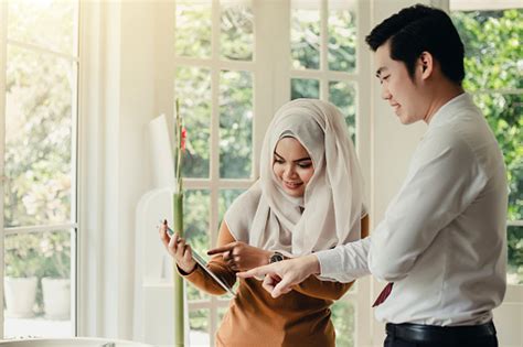 디지털 태블릿으로 비즈니스에 대해 이야기하는 사업가와 무슬림 여성 2명에 대한 스톡 사진 및 기타 이미지 2명 개념 계획 Istock