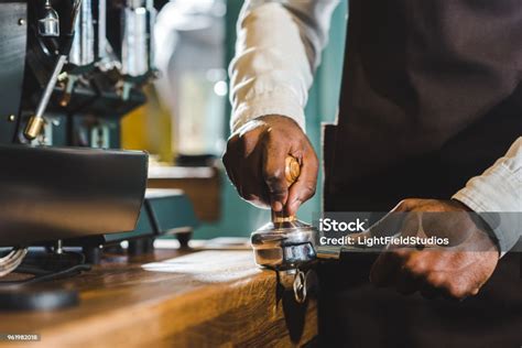 커피 자판기에서 커피를 준비 하는 앞치마에서 바리 스타의 근접 부분 보기 기업가에 대한 스톡 사진 및 기타 이미지 기업가