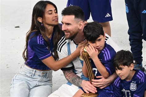 Lionel Messi S Wife Antonela Roccuzzo Kisses Him Afte Vrogue Co