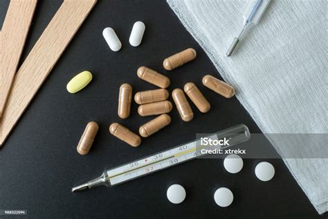 체온을 측정 하기 위한 전통적인 의료 온도계입니다 약 고 약 배경입니다 높은 체 온도입니다 감기와 독감에 대한 스톡 사진 및 기타 이미지 Istock