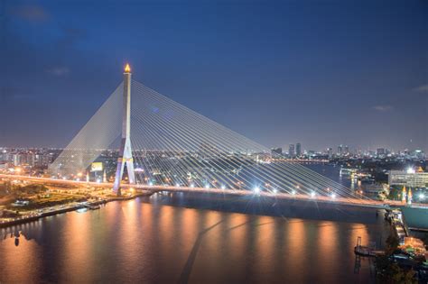 태국 방콕 야간 케이블 브리지 라마 Viii 다리는 태국 방콕의 차오프라야 강을 건너는 케이블 스테이 다리입니다 0명에 대한