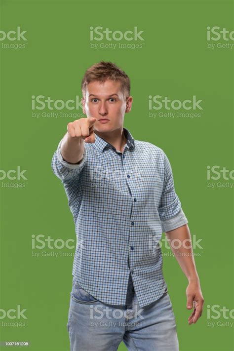 위 압 적 사업 알려줄 고 당신이 녹색 배경에 절반 길이 근접 촬영 초상화 가리키기에 대한 스톡 사진 및 기타 이미지 가리키기 개념 경영자 Istock