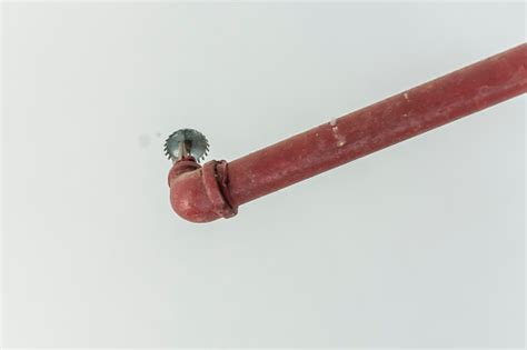 Pvc 파이프에 부착된 스프링클러 헤드를 클로즈업합니다 주차 건물의 천장에 설치된 노출 된 화재 스프링클러 시스템 0명에 대한