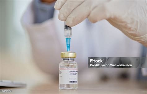 천연두 백신 바이알 및 병원의 안전 의료 또는 의약품을 위한 의사의 손 근접 촬영 간호사 및 예방 접종 바이러스 주사 및 면역 의료 개발 또는 도움을 위한 병 준비 25