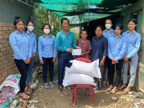 អំណោយប្រចាំខែ របស់លោកឧត្ដមសេនីយ៍ឯក រ័ត្ន ស្រ៊ាង បានប្រគល់ដល់ដៃពលរដ្ឋទីទាល់ក្រ១៧គ្រួសារ