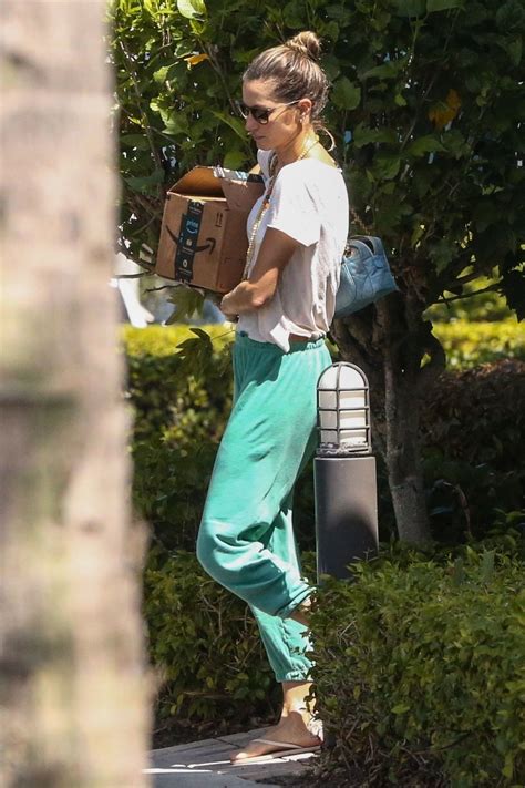 GISELE BUNDCHEN Out And About In Miami 10 10 2022 HawtCelebs