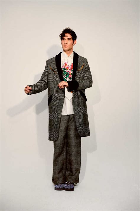 Pol Hermoso Interpreta A Una Estrella Del Rock En Esta Sesión De Fotos Glam