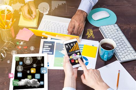 노트북 컴퓨터 태블릿 Pc 차트 분석 비즈니스 전략에 대 한 종이 사용 하 여 비즈니스 사람들 모임 계획에 대한 스톡 사진 및