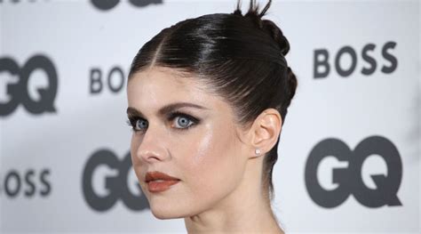 Alexandra Daddario Shares How She Became More Comfortable In Her Own Skin Si Lifestyle