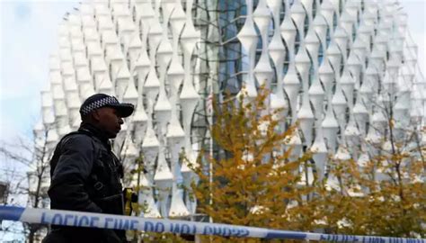 Police Conduct Controlled Explosion Near Us Embassy London Times Of Oman