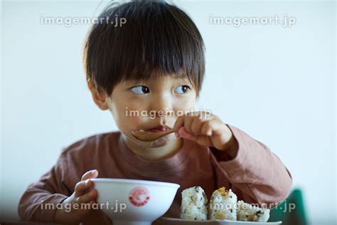 食事をする日本人の男の子の写真素材 イメージマート