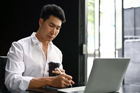 커피숍에서 원격으로 일하고 커피를 마시며 일을 하는 사업가 35 39세에 대한 스톡 사진 및 기타 이미지 35 39세 경영자 금융 Istock