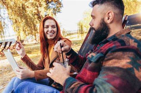 신용 카드와 디지털 태블릿으로 온라인 쇼핑하는 카페에 앉아 있는 아름다운 사랑스러운 커플 25 29세에 대한 스톡 사진 및 기타 이미지 25 29세 2명 30 34세