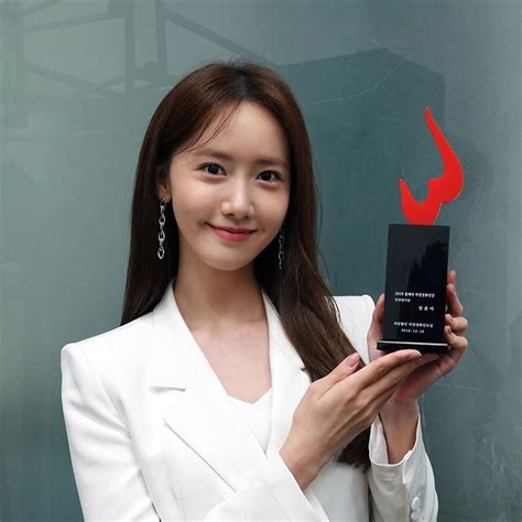 Exobangtanvelvet 배우 임윤아가 첫 영화 주연작 ‘엑시트로 ‘신인 연기상을 수상하며 ‘올해의