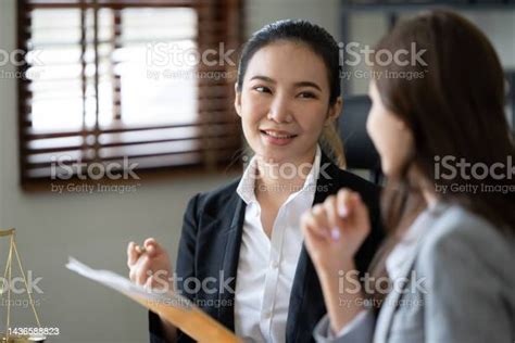 여성 변호사 소송 재판 변호사 사무실 저울을 가진 정의의 여신상과 노트북으로 작업하는 변호사 법률 법률 조언 및 정의 개념 거래자에 대한 스톡 사진 및 기타 이미지 Istock