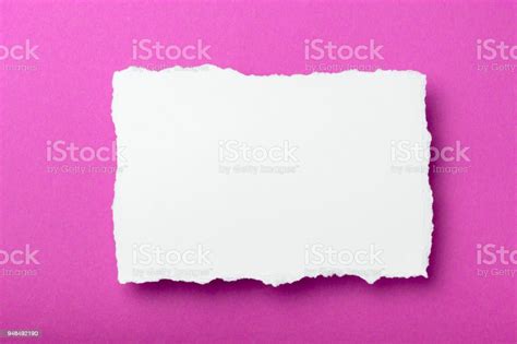 텍스트 배경에 색 장소 찢어진된 가장자리와 흰 종이의 조각 종이에 대한 스톡 사진 및 기타 이미지 종이 개념 거친 Istock